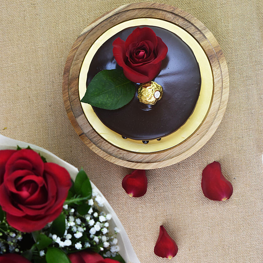 Online Half Kg Chocolate Delight Cake And 6 Red Roses Bouquet Gift ...