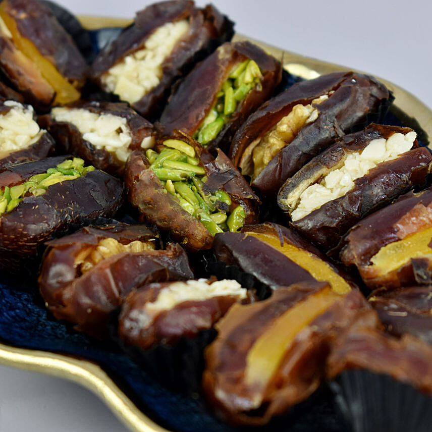 Online Stuffed Dates in Beautiful Tray Gift Delivery in UAE - FNP
