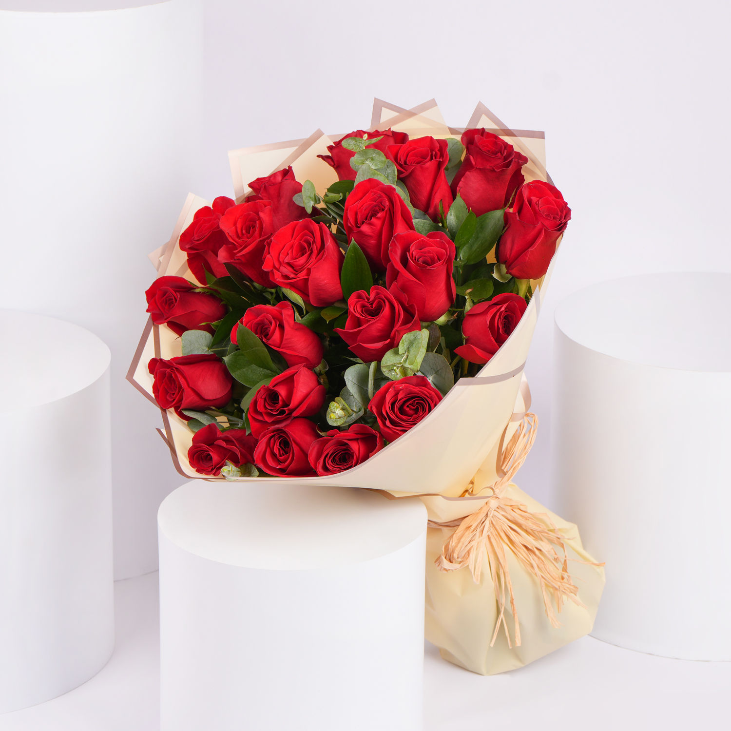 Online Romantic Bunch Of Roses Gift Delivery in UAE - Ferns N Petals